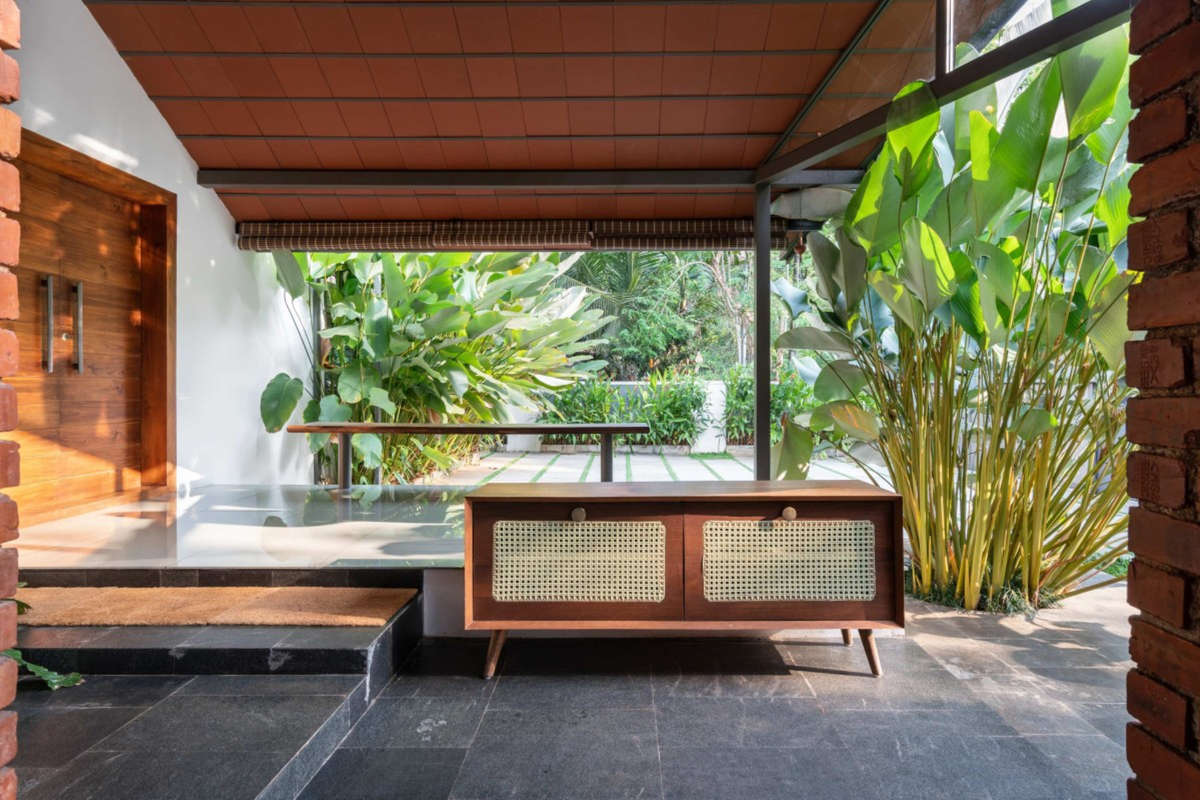 4 bedroom 3,100 sqft by Yuuga designs in Manjeri, Malappuram, Kerala